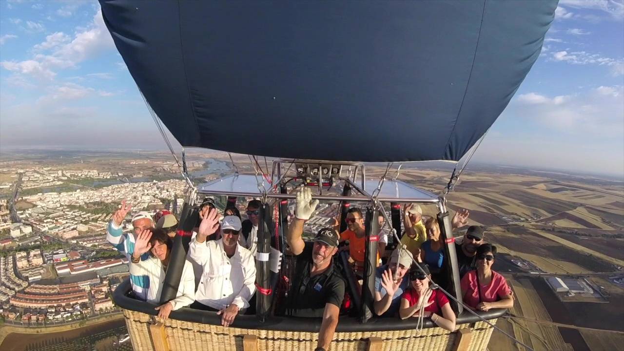 Los pasajeros de un globo aerostático, ¿En qué posición van?